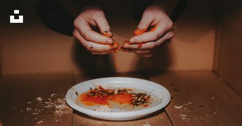 음식 접시 위에 숟가락을 들고 있는 사람 사진 Unsplash의 무료 Россия 이미지