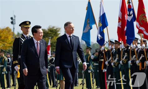 윤석열 대통령 안제이 두다 폴란드 대통령과 의장대 사열 뉴스1