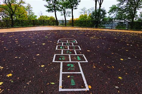 인기있는 어린이 게임을위한 마크 업 도시 공원에서 홉스카치 놀이를 위한 그림 공원에서 아이들을위한 야외 게임 선택적 초점 우크라이나 키예프의 가을 성 볼로디미르 언덕 0명에