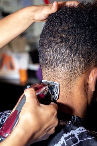 여자 미용사는 전기 클리퍼 트리머와 남자의 머리를 잘라 2명에 대한 스톡 사진 및 기타 이미지 2명 검정 머리 고객 Istock