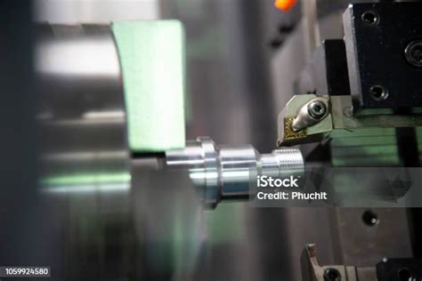 Cnc 선반 또는 선반 기계 금속 샤프트에는 스레드를 절단 Cnc 장치에 대한 스톡 사진 및 기타 이미지 Cnc 장치 강철