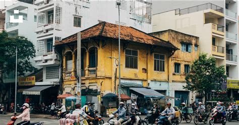 낮에는 갈색 콘크리트 건물 옆에 주차된 오토바이 사진 Unsplash의 무료 오토바이 이미지