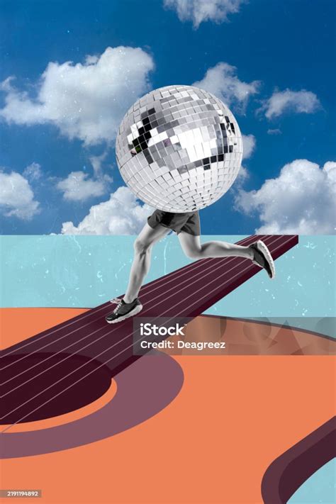 수직 콜라주 크리 에이 티브 포스터 일러스트 캐리커처 반 인간 실행 스포츠 레트로 플레이트 레드 스케치 독점 스케치 다채로운 배경 달리기에 대한 스톡 사진 및 기타 이미지