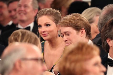 Taylor Swift 分手後與好友相聚，ryan Reynolds、弟弟 Austin 卻紛紛收回對 Joe Alwyn 的追蹤