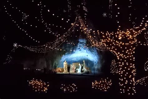 With Over 1 Million Lightbulbs Illinois Shrine Has Christmas Display