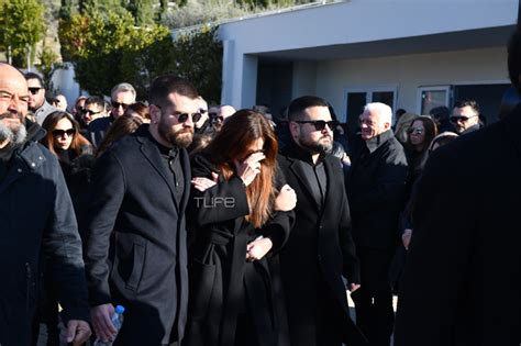 Κηδεία Χάρη Κωστόπουλου Συντετριμμένοι η σύζυγος και οι δυο γιοι του τραγουδιστή Φωτογραφίες