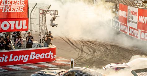 Motul 경주 관람객 경주 용 자동차 경주로 고성능 차 고속 관중 군중 긴 해변 낮 담배를 피우다 도시 경주 동적 액션 드리프트 레이싱 레이스