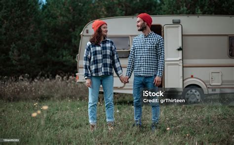 부부는 트레일러 집 근처에서 함께 시간을 보내고 모터 홈으로 여행 2명에 대한 스톡 사진 및 기타 이미지 2명 남자 데이트 Istock