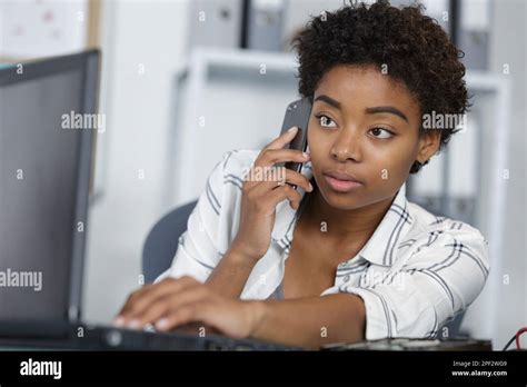 Frustrated Woman Having Problem With Her Pc Stock Photo Alamy