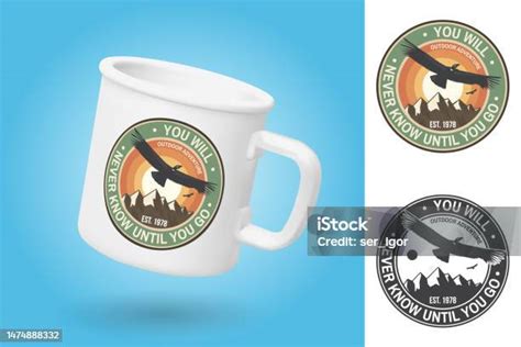 흰색 캠핑 컵 샘플 디자인이 있는 현실적인 머그 모형 템플릿입니다 당신이 갈 때까지 당신은 결코 알 수 없습니다 여름 캠프 배지