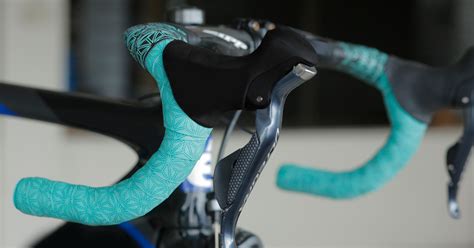 A Step By Step Guide To Wrapping Your Handlebar Tape On Your Road Bike Sportsin Cycling