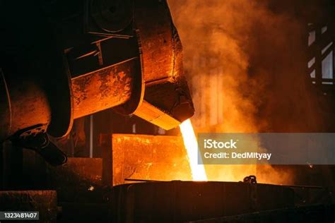주조 금속 주조 공정 야금 공장에서 불꽃과 연기로 쏟아지는 용융 철 제강에 대한 스톡 사진 및 기타 이미지 제강 제강 공장 강철 Istock