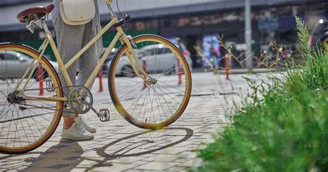 복고풍 도시 자전거를 타고 유명한 역사적 장소를 걷는 아름다운 여성의 자른 머리 초상화 사진 Unsplash의 수송 이미지