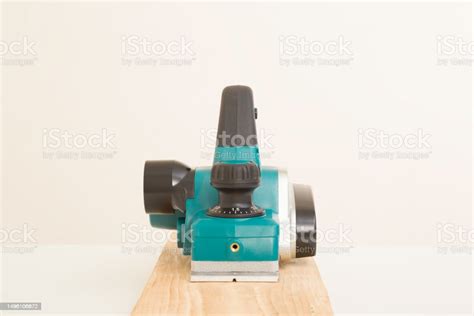 밝은 회색 벽 배경에 있는 흰색 테이블에 있는 오래된 나무 판자에 전기 조인트 근접 촬영 가정 수리 작업을위한 재료 준비 정면도 0명에 대한 스톡 사진 및 기타 이미지