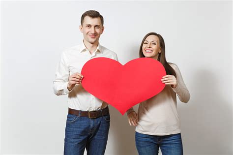 사랑에 빠진 커플입니다 흰색 배경에 고립 된 큰 붉은 마음으로 남녀 광고에 대 한 공간을 복사 합니다 와 텍스트에 대 한 장소 성 발렌타인의 날 국제 여성의 날 생일 휴가