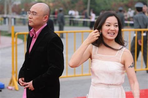 图文：《功夫之王》首映 阿雅轻捋秀发露媚态影音娱乐新浪网