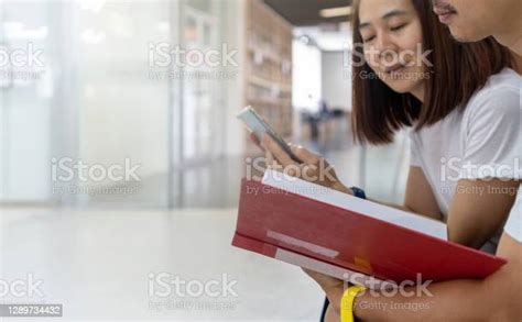 도서관에서 책을 읽는 대학생 아시아 콜라주 여성과 남자 학교 캠퍼스에서 스마트 폰으로 연구를 공부 카피 스페이스 개념과 학술 교육 배경 35 39세에 대한 스톡 사진 및