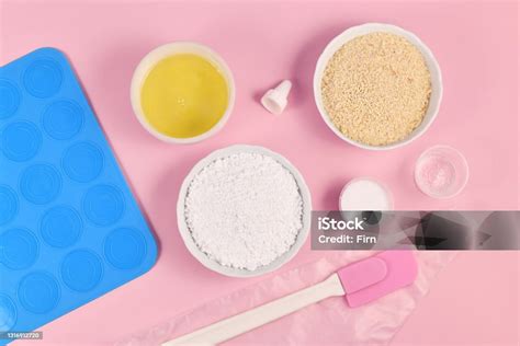 가루 설탕 갈은 아몬드 달걀 흰자 소금 및 베이킹 도구를 포함한 수제 프랑스 마카롱 과자를 만들기위한 재료 0명에 대한 스톡