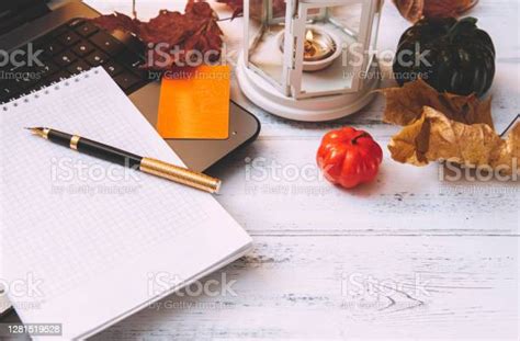 노트북 메모장 펜 호박 촛불 흰색 나무 테이블에 단풍 나무 낙엽 가을 생활 0명에 대한 스톡 사진 및 기타 이미지 0명 10월 11월 Istock