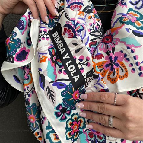 Pañuelo Bimba Y Lola Fondo Blanco Flores Befashion