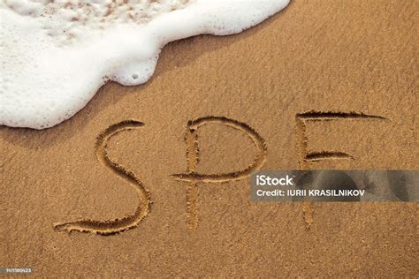 바다 파도에 가까운 모래 사장에 쓰여진 단어 Spf 자외선 차단 피부 보호 개념 0명에 대한 스톡 사진 및 기타 이미지 0명