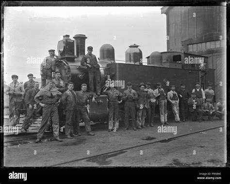 330 Wf Class Steam Locomotive Nzr Number 386 And Railway Workers