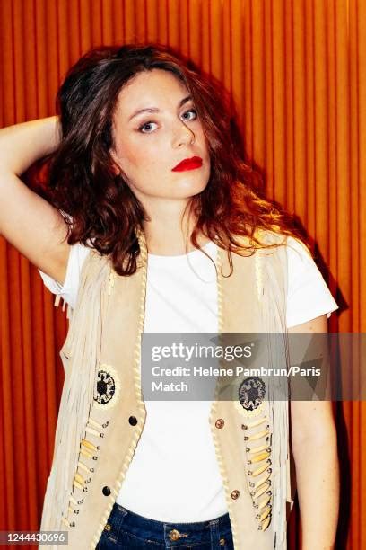 Adé Singer Photos And Premium High Res Pictures Getty Images