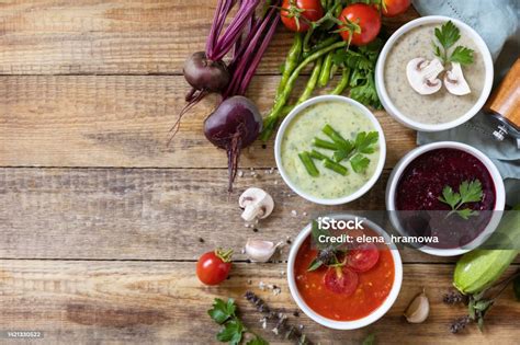 다른 야채 수프의 가을 세트 건강 식품 소박한 나무 테이블에 비건 핫 크림 수프 위에서보기 공간을 복사합니다 0명에 대한 스톡 사진 및 기타 이미지 Istock