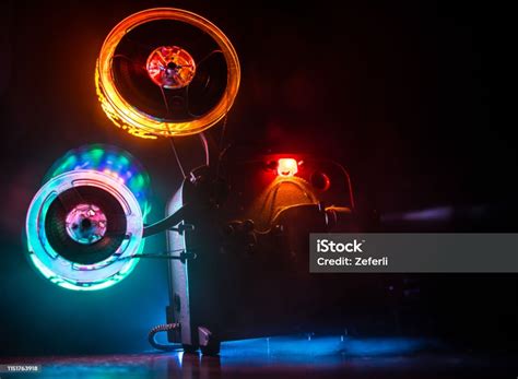 안개와 빛 어두운 배경에 오래 된 빈티지 영화 프로젝터 영화 제작의 개념입니다 0명에 대한 스톡 사진 및 기타 이미지 0명 World Championship