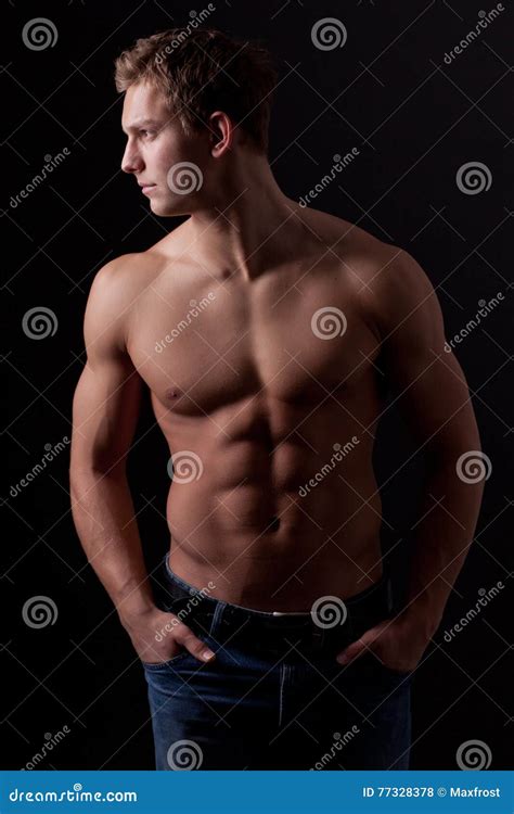 Mischen Sie Den Sexy Nackten Jungen Mann Mit Der In Den Jeans Aufwirft Stockfoto Bild Von