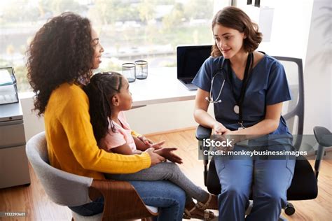 병원 사무실에서 스크럽을 입고 여성 소아과 의사와 상담을 하는 어머니와 딸 3 명에 대한 스톡 사진 및 기타 이미지 3 명 가족 간호사 Istock