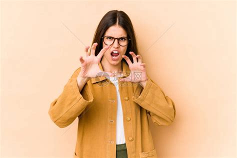 年轻的caucasiansian女子被隔离在蜜蜂背景上显示爪子模仿猫高清图片下载 正版图片504128186 摄图网