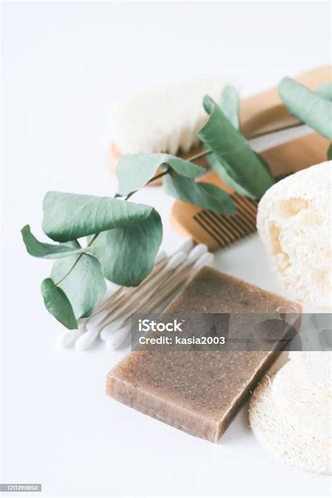 환경 친화적 인 유기농 비누 대나무 칫솔 수건 빗 수세미 및 유칼립투스 가지가 흰색 배경에 고립되어 있습니다 공간을 복사합니다 감소에 대한 스톡 사진 및 기타 이미지