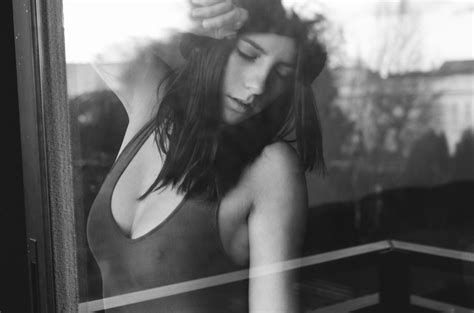 배경 화면 화이트 검은 포토샵 여자들 단색화 초상화 금발의 창문 갈색 머리의 겨울 사진술 셔츠 유리 사진 작가 유행 창백한 니콘 포도 수확