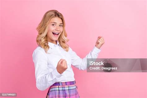 핑크 파스텔 컬러 배경에 고립 된 재미 를 기뻐하는 매력적인 쾌활한 행운의 물결 모양의 머리 소녀의 초상화 곱슬 머리에 대한 스톡 사진 및 기타 이미지 Istock