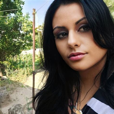 Weber Bulgaria Вебер България Бутилка вино и календар за 2017 г търсят своя комфортен дом