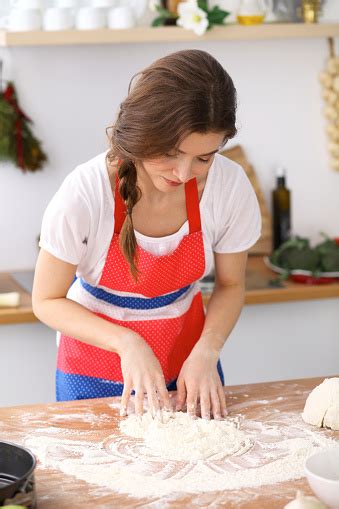 젊은 갈색 머리 여자 피자 또는 부엌에 수 제 파스타 요리 나무 테이블에 반죽을 준비 하는 주부 다이어트 음식 및 건강 개념입니다 가정 생활에 대한 스톡 사진 및 기타