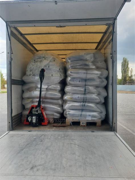 Камион бус с падащ борд и електрическа палетна количка под наем до 3 5т шофьор Други под