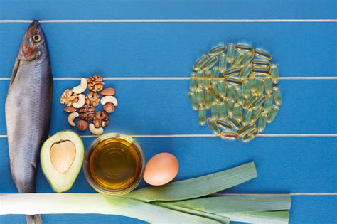 슈퍼 푸드 높은 오메가 3 불포화 지방 건강 한 음식 생선 견과류 아보카도 대구 간 기름 캡슐 균형 잡힌 개념입니다 최고의 볼 수 있습니다 질병의 치료를 위한 의료