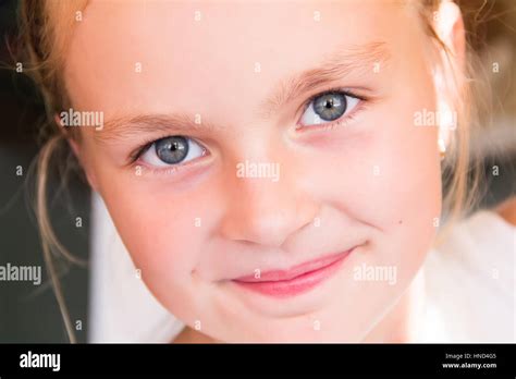 Foto De Linda Chica Con Grandes Ojos Azules Fotograf A De Stock Alamy