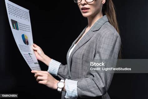 세련 된 자 켓 블랙에 고립 된 신문 들고 젊은 사업가의 자른된 샷 경영자에 대한 스톡 사진 및 기타 이미지 경영자 기업 비즈니스 데이터 Istock