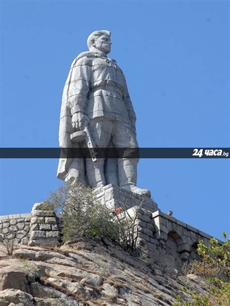 Колко паметници на Червената армия в България са на герои и на случайни