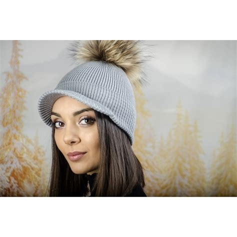 Плетена Дамска Шапка с Помпон и Козирка в Светло Сиво Bonhats