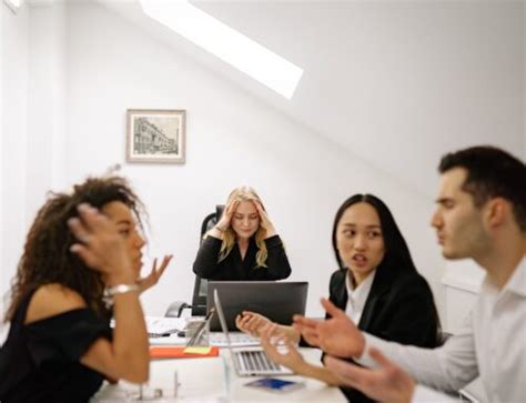 De Escalation Script For Call Centers Ways To Respond And Phrases To Use Defuse De Escalation