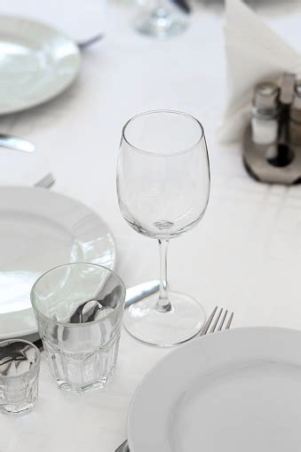 결혼식 연회 투숙객을 위한 테이블은 식기와 그릇을 드실 수 있으며 식탁보로 덮여 있습니다 0명에 대한 스톡 사진 및 기타 이미지 Istock