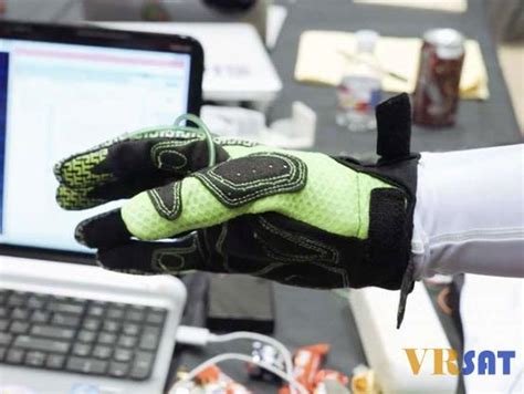 莱斯大学的学生研制出虚拟现实触觉反馈手套