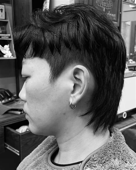 1992barbershop男仕理髮 枋橋信義店 狼尾 因為髮型的變化多變 在不同的元素下延伸了從鬢角到髮尾漸長的方式展現了視覺的張力 加入的一些彎度讓整理的狼尾更有 70年代的美國搖滾