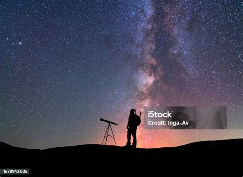 환상의 풍경 언덕 위에 서 있는 등산객의 실루엣 은하수 배경 밤 하루 시간대에 대한 스톡 사진 및 기타 이미지 밤 하루 시간대 망원경 하늘 Istock