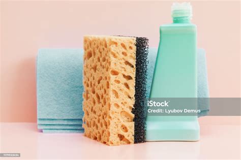 부드러운 스폰지 설거지와 젖은 청소를위한 천 조각 텍스트를위한 빈 공간이있는 병 광고 조롱 기포에 대한 스톡 사진 및 기타 이미지 Istock