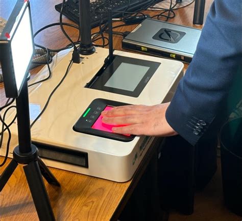 Първи Калин Стоянов подаде заявление за лична карта с биометрични данни СНИМКИ Lupa Bg